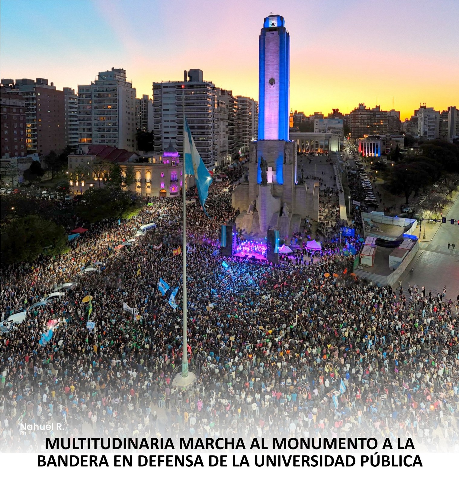 Multitudinaria marcha al Monumento a la Bandera en defensa de la Universidad Pública - A.P.U.R.